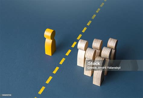 사람과 사람들의 그룹은 노란색 선으로 구분됩니다 연락처를 설정합니다 불신 격리 낯선 사람과의 거리 이해하기 에 장벽 어려운 통합 거절 거절 경계에 대한 스톡 사진 및 기타