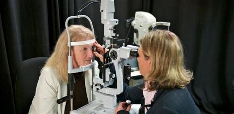 Un ojo biónico da algo de visión a una mujer