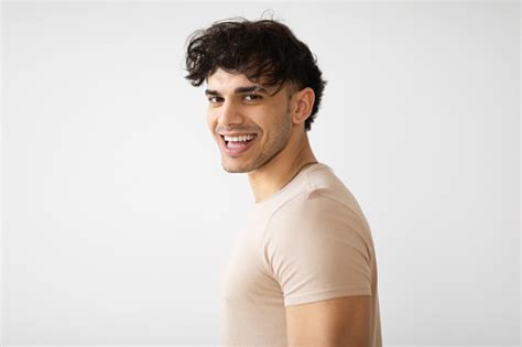 흰 벽 위에서 포즈를 취하는 잘생긴 중동 남자의 얼굴 사진 20 24세에 대한 스톡 사진 및 기타 이미지 20 24세 20 29세 T 셔츠 Istock