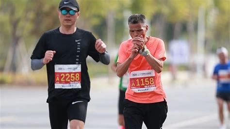 Imagini virale cu un maratonist care fumează pe tot parcursul cursei de