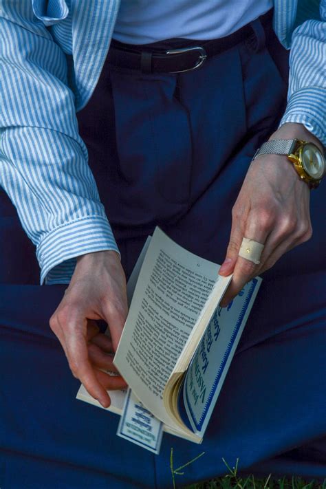 개인 스타일 개인 스타일 표현 관찰 낮 높은 각도 독서하는 뒤집는 라이프스타일 레저 매거진 문학 문호 바지