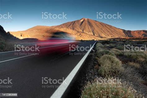 새벽에 엘 테이 데 화산으로가는 길에서 운전하는 자동차 테 네리 페 카나리아 제도 스페인 대서양 유럽 모션블러에 대한 스톡 사진 및 기타 이미지 Istock