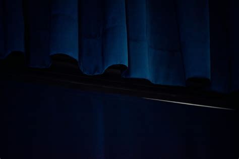 창문에 파란색 창 커튼 사진 Unsplash의 무료 파랑 이미지