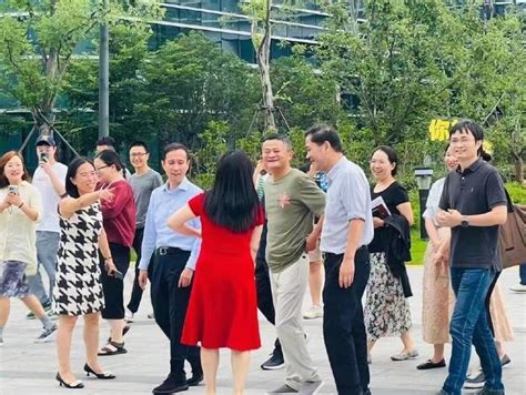 阿里新帅蔡崇信上任，妻子吴明华气质不凡，不输赌王千金何超琼吴明华蔡崇信何超琼新浪新闻
