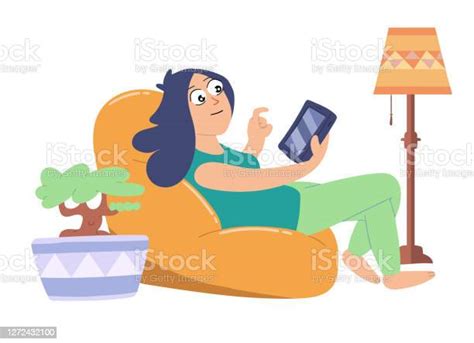 집에서 작업 공동 작업 공간 개념 일러스트 검역소에서 집에서 시간을 보내고 태블릿을 손에 들고 앉아 있습니다 개념에 대한 스톡 벡터 아트 및 기타 이미지 Istock