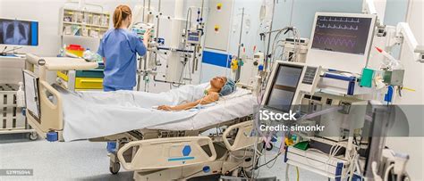 의사와 환자 운영 무대예술 간호사에 대한 스톡 사진 및 기타 이미지 간호사 산소 호흡기 파노라마 Istock