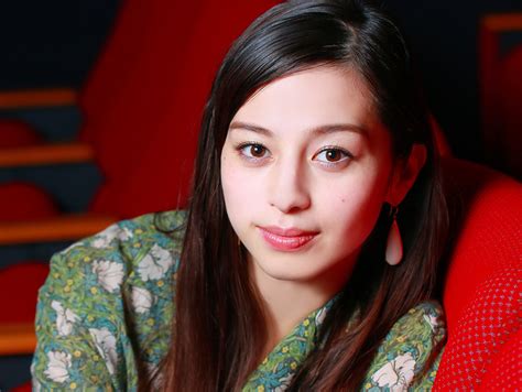 （写真）白衣姿の中条あやみ、振り返りウインクショットに「可愛すぎる」「まつ毛ながっ」 エンタメ ニュース ｜クランクイン！