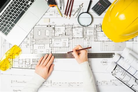 Arquitecto Usando La Regla En El Plan Foto Premium