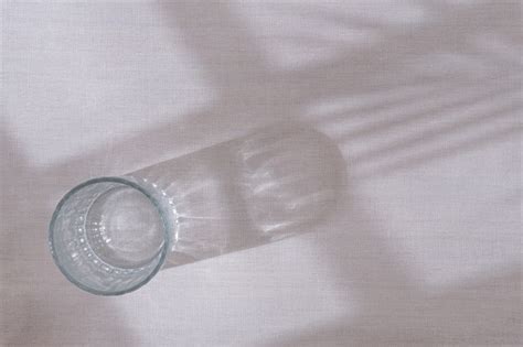 햇빛 긴 그림자 및 굴절 패턴 야자수 잎 트렌디한 그림자가 있는 반짝이는 흰색의 탑 뷰 유리 0명에 대한 스톡 사진 및 기타 이미지 Istock