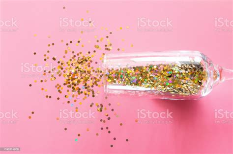 샴페인 한 잔과 색종이 산란 분홍색 배경에 크리스마스 폭죽의 개념 개념에 대한 스톡 사진 및 기타 이미지 개념 결정체 공휴일 Istock