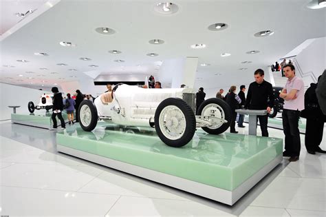 Porsche Museum 在Porsche Museum 靜止的車子與流動的人潮形成有趣的互動 以往在路上Por Flickr