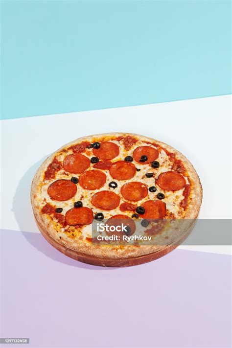 컬러 배경에 페퍼로니와 올리브가 들어간 이탈리아 피자 보라색과 파란색의 최소한의 스타일의 페퍼로니 피자 컬러 배경을 가진 미국 피자 배달 개념 개념에 대한 스톡 사진 및