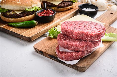 흰 질감의 배경에 햄버거를위한 원시 갈은 쇠고기 고기 커틀릿 0명에 대한 스톡 사진 및 기타 이미지 0명 고기 날것