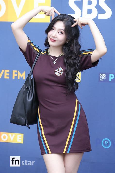 포토 레드벨벳 조이 계절에 어울리는 버건디 원피스 헉스