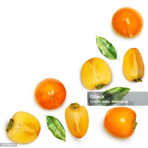 흰색 배경에 고립 된 신선한 맛 있는 감 크리에이 티브 최소한 음식 개념입니다 최고의 볼 수 있습니다 플랫이 하다 감에 대한 스톡 사진 및 기타 이미지 Istock