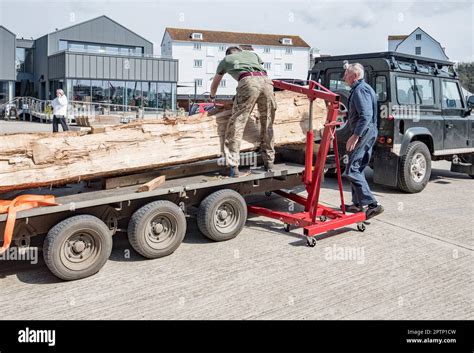 Unloading Logs Using 2000k Hydraulic Workshop Crane Hoist Lift Stands At The Longshed In
