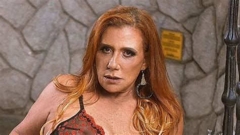 Aos 69 anos Rita Cadillac exibe boa forma de lingerie preta Tá jovem