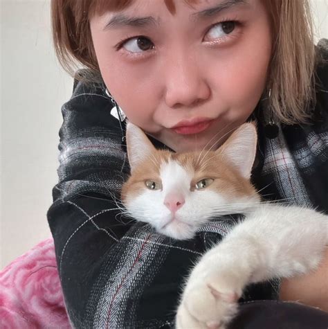 午休💤時間 隔壁同學🧑‍🎓與後排同學👩‍🎓聊天 後排同學表示，她媽媽👩有12個孫子🧒 然後這位同學媽媽👩年齡 只大我9歲🫠🫠🫠🫠🫠 我還
