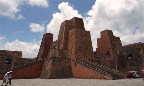 九重宫 贵州·六盘水·海坪 彝族九重宫殿建造是遵循彝俗对祖灵的崇拜，按照“象天九重，法地八层”的原则，形成九层八院的布局。这种建筑不仅是一种