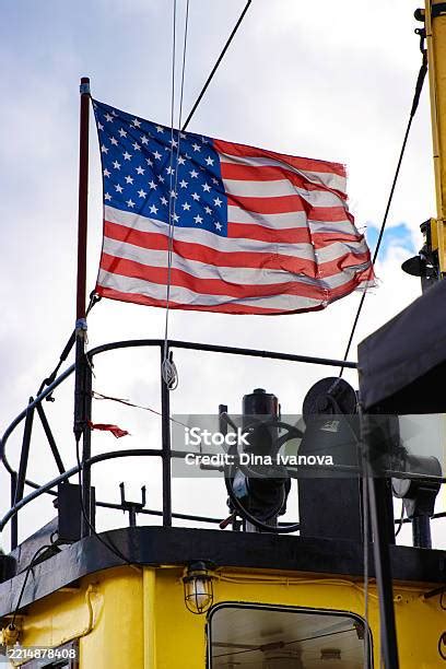 핀란드 하미나의 테르바사리 선박 상갑판 위에서 흔들리는 미국 국기 흐린 하늘을 배경으로 배 갑판에 나부끼는 미국 국기 0명에 대한 스톡 사진 및 기타 이미지 Istock