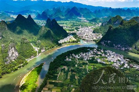 广西阳朔：泛舟碧江上 人在画中游 人民图片网