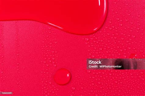 어두운 빨간색 톤 배경에 물 방울의 닫습니다 플라스틱 Pvc 표면 이나 그런 지에 거품과 추상적 인 빨간 젖은 질감 사실적인 순수한 물방울이 응축되었습니다 캔버스 가죽