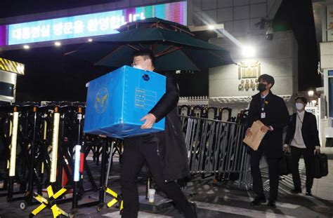 경찰 대통령실 압수수색 “尹 피의자” 영장에 적시