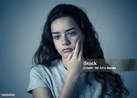 감정적 인 고통을 느끼는 불행한 얼굴을 가진 아름다운 슬픈 비참한 어린 십대 소녀의 초상화 인간의 얼굴 표정 부정적인 감정과
