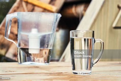 물 필터 주전자와 깨끗 한 물 나무 앞의 투명 한 유리 컵 잘 야외 그릴 0명에 대한 스톡 사진 및 기타 이미지 0명 계절