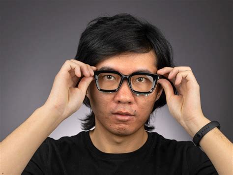 Вчені розробили окуляри зі штучним інтелектом що читають по губах без використання камери