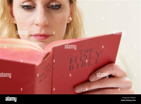 Estudiando La Biblia Fotografías E Imágenes De Alta Resolución Alamy