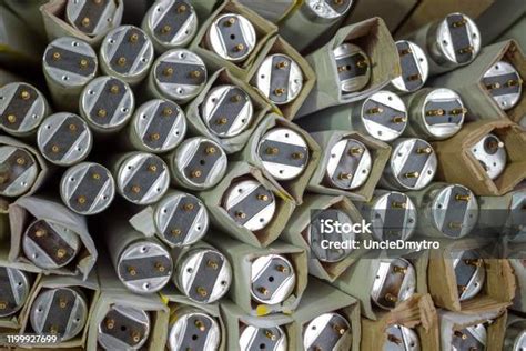 형광 튜브 빛 많은 오래된 버릇 유리 형광 등은 재활용을위한 종이 포장에 있습니다 환경에 유해합니다 추상 배경입니다 0명에 대한 스톡 사진 및 기타 이미지 Istock