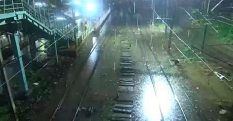Mumbai Rain मुंबई में भारी बारिश का कहर जारी रेलवे ट्रैक पर भरा पानी