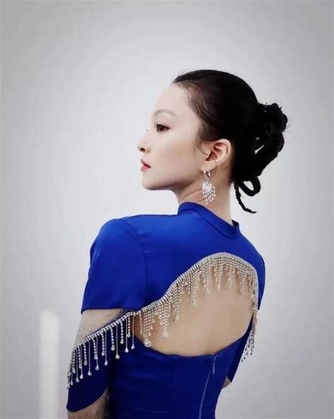 张韶涵终于放大招，穿露背长裙优雅又高级，158身高看着像模特