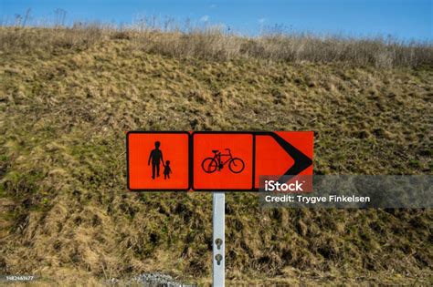 보행자와 자전거 이용자를 위한 대체 경로를 보여주는 임시 표지판 0명에 대한 스톡 사진 및 기타 이미지 0명 개념 개념과 주제 Istock