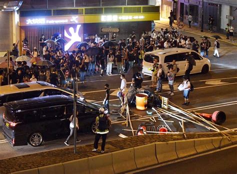【修例風波】指示威者港島多處堵路 警促立刻停止違法行為並離開