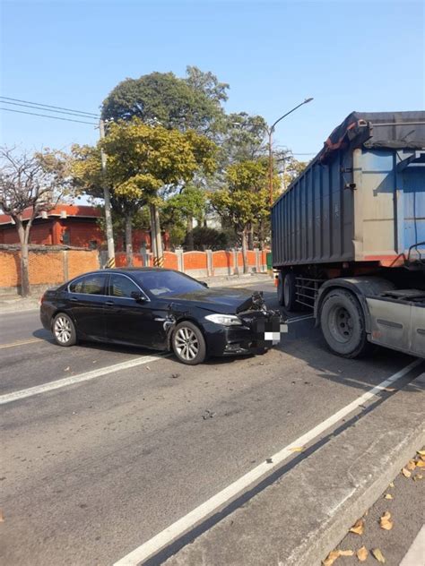 （驚嚇片）高雄聯結車轉彎擦撞！ 害5車連環車禍竟肇逃