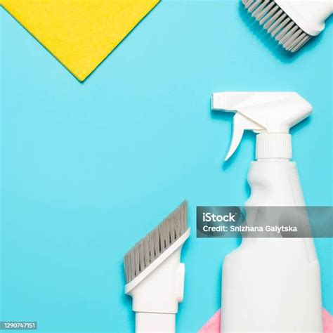 마이크로 화이버 천 진공 청소기 부착 및 파란색 배경에 스프레이 클리너 상단 보기 복사 공간 청소 용품 0명에 대한 스톡 사진