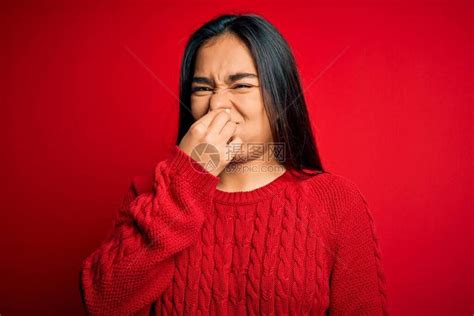 年轻漂亮的亚洲女人穿着休闲毛衣高清图片下载 正版图片504228567 摄图网