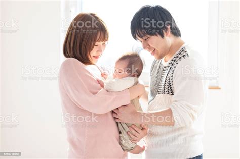 밝은 방에서 아기를 들고있는 아빠와 엄마 0 11 개월에 대한 스톡 사진 및 기타 이미지 0 11 개월 20 29세 3 명 Istock
