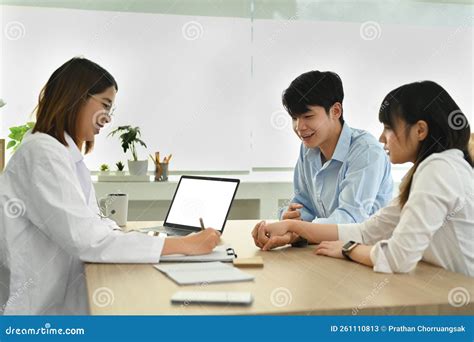 Gynecologist Consultation With Married Couple For Pregnancy Planning