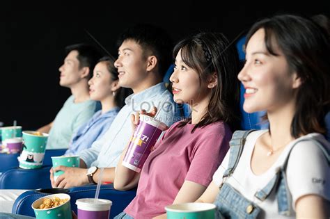 극장에서 영화를보고 젊은 친구 사진 무료 다운로드 Lovepik