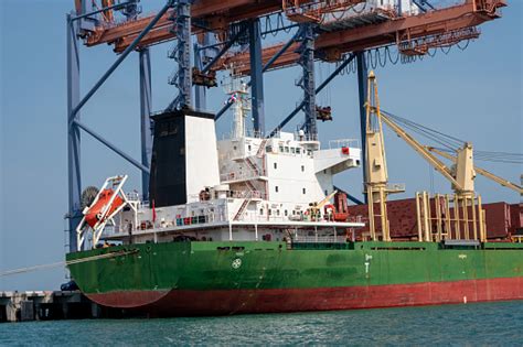 크레인 적재화물 컨테이너에서 트럭에서 컨테이너 선박으로 국제 터미널 물류 항구 개념화물 운송 웨비나 배너 전달자 돛대 0명에 대한 스톡 사진 및 기타 이미지 Istock