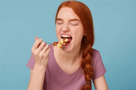 Persona Comiendo Pollo Fotos De Stock Imágenes De Persona Comiendo