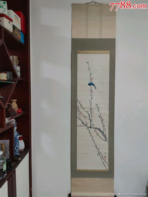 C076桃枝翠鸟图一幅斗方插挂由人章款，实木轴头，花鸟画，纸本绫裱。玄关家居装饰花鸟国画原作回流杂项斋【7788收藏收藏热线】