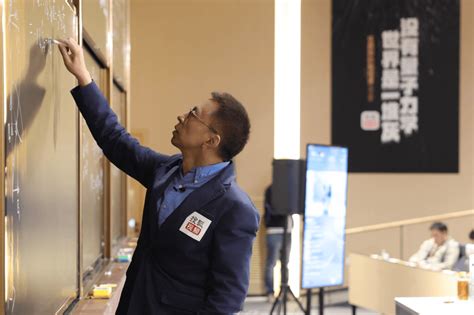 《张朝阳的物理课》开播三周年 张朝阳受邀到清华大学物理系演讲物理学核磁共振科普