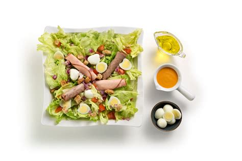 조미료를 따로 구운 쇠고기 햄 메추라기 달걀의 신선한 샐러드의 최고 전망 고립 메추라기 알에 대한 스톡 사진 및 기타 이미지