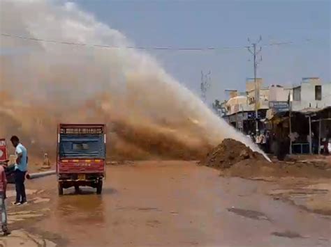 जेसीबीचा धक्का लागून जलवाहिनी फुटली लाखो लिटर पाण्याची नासाडी