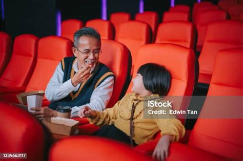 아시아 중국 활동적인 노인과 그의 손녀 즐길 보고 영화 영화관 영화관에 대한 스톡 사진 및 기타 이미지 영화관 할아버지