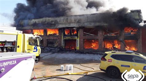 Un Espectacular Incendio Calcina Una Nave De Maquinaria En El El Berrón